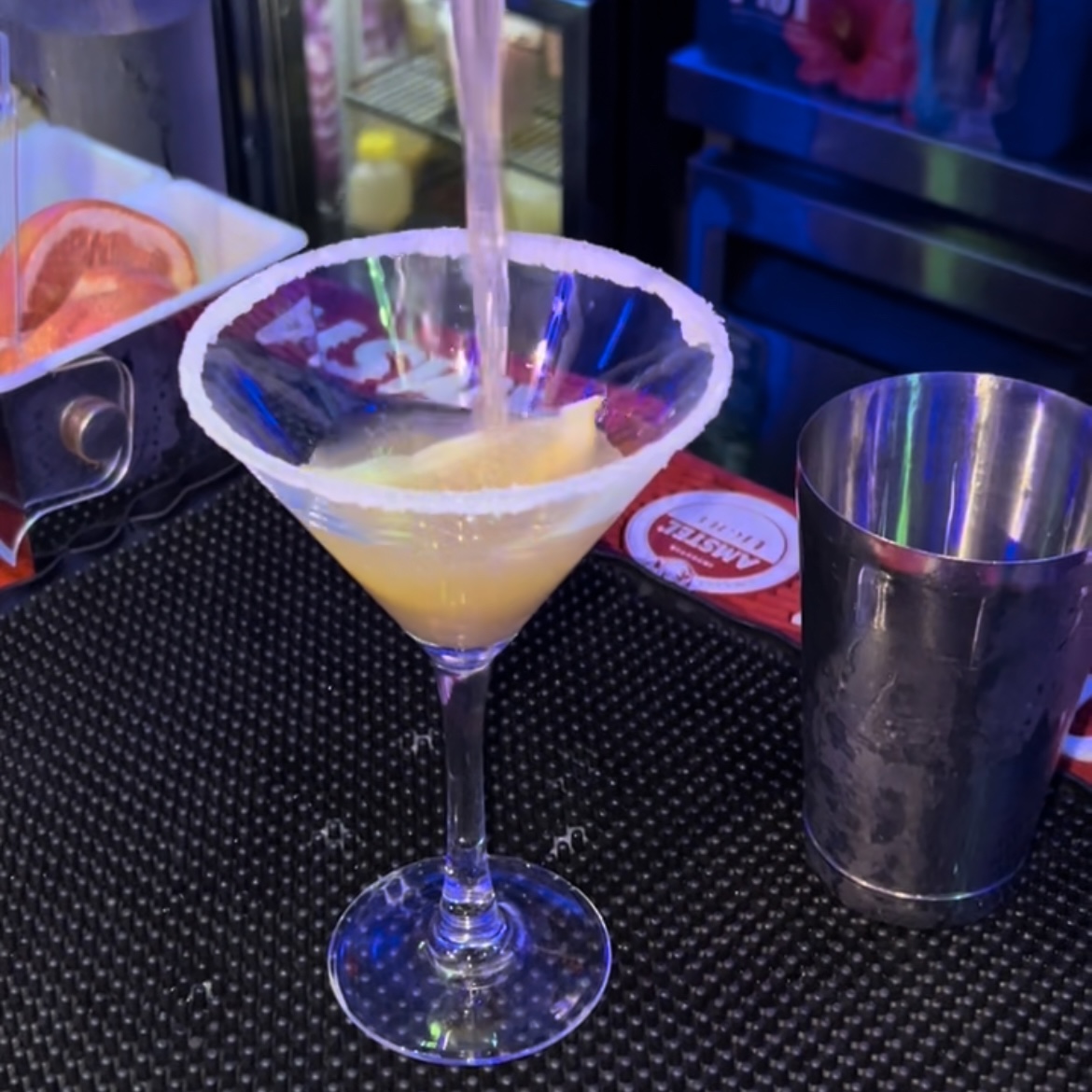 Oui | Vibes on us. Drinks on you.